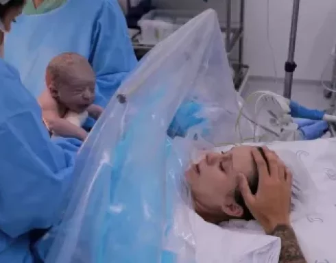 实录孕妇感人的剖腹产分娩过程,刚出生一分钟的小宝宝你见过吗?