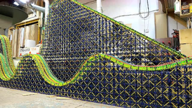 大神用乐高积木组拼过山车,全程自己一人,成品比现实中的过山车还酷