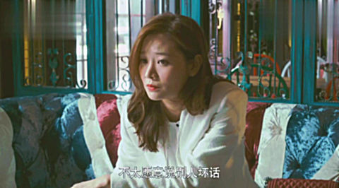 女人完成了一份采访稿,这种姿势只有坐办公室的人才能感觉的到