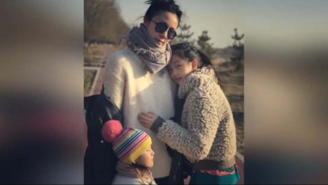 孙莉与两女儿依偎在一起 画面温馨颜值爆表