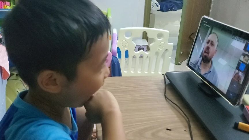 上课了,跟老师开心互动!