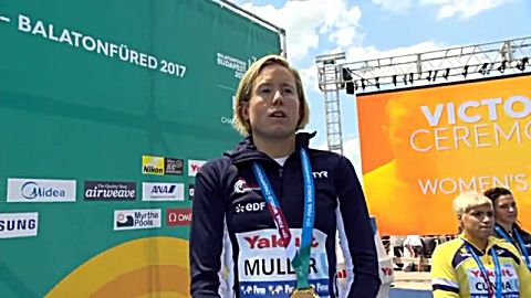 FINA世锦赛 女子游泳10KM颁奖 穆勒代表法国勇夺冠