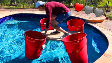 国外小伙制作的简易小船,你猜哪艘小船不会沉没?一起.