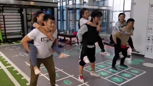 同样是花钱锻炼,别人请的私教能当,健身器材