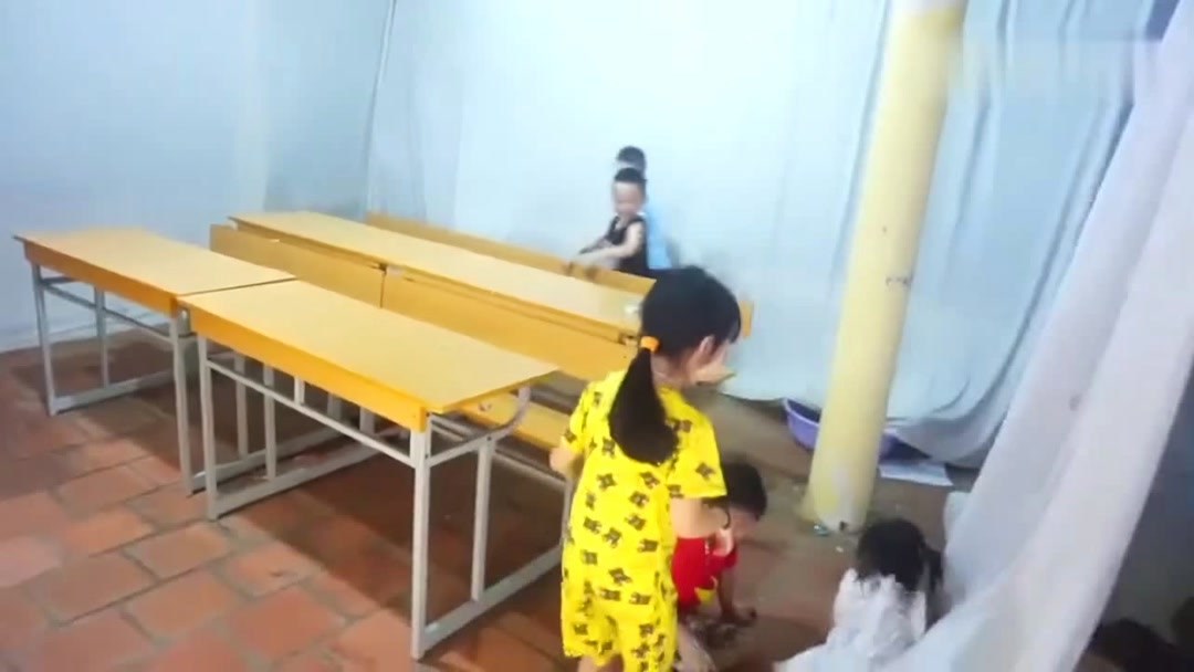 教室趣味童谣孩子们到学校学习绘画给电脑手机电话涂