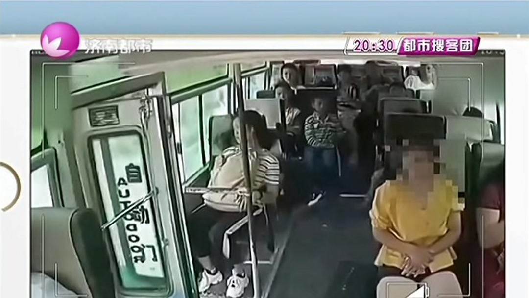 客车行驶中未关车门女乘客跳车身亡