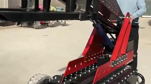 这是哪位牛人研制的电动叉车,接下来的一幕,真的是霸气侧漏了!