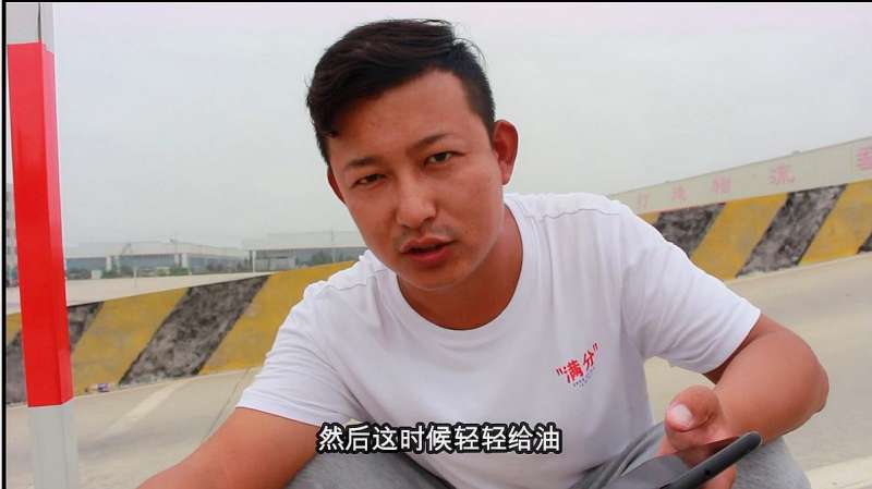 科二:资深教练教你开车时,离合和刹车怎样配合,起步才能更连贯