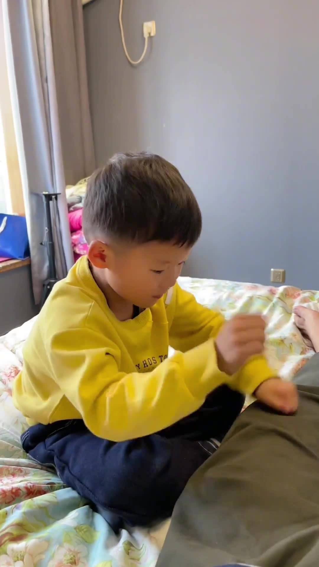 我们家的男人从小就会忍辱负重