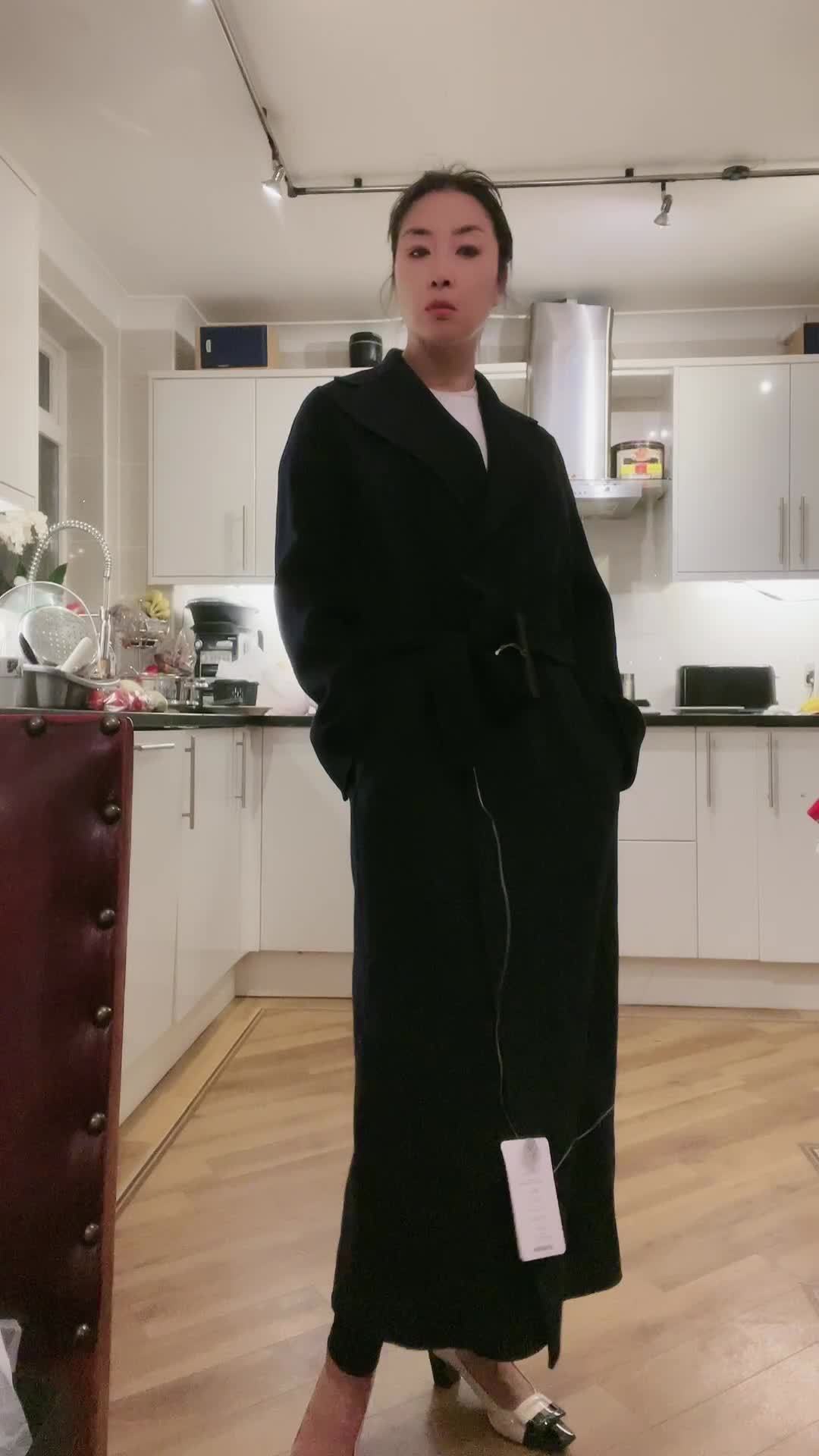 帮闺蜜试试大衣,是不是模特姿势背疼,头疼,肚子疼