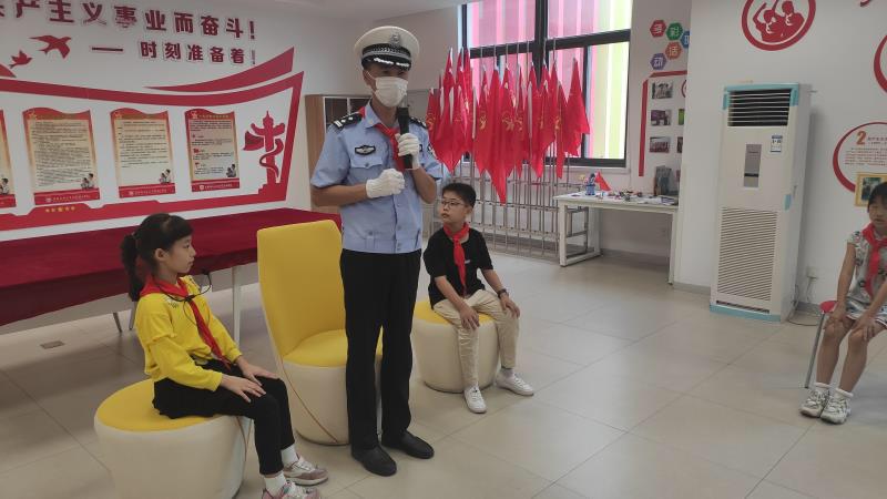 ... 交警进校园增强学生交通安全常识】提高学生的交通安全意识、文明...