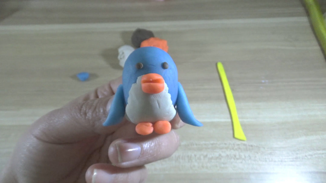 用橡皮泥做一只可爱的小企鹅,可好看了,小朋友们学会了吗?