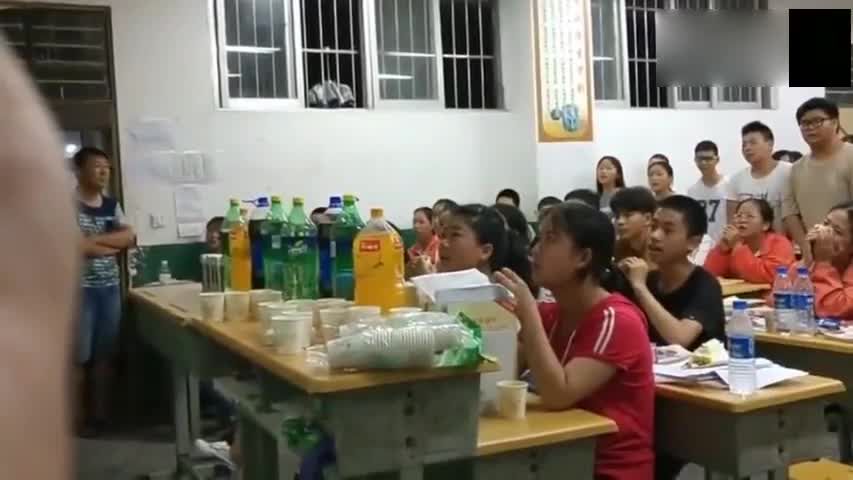 初三学生班级合唱感谢班主任,把老师感动哭了!
