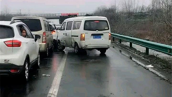 兄弟,你的驾照是捡的吧,敢走应急车道,这下尴尬了吧