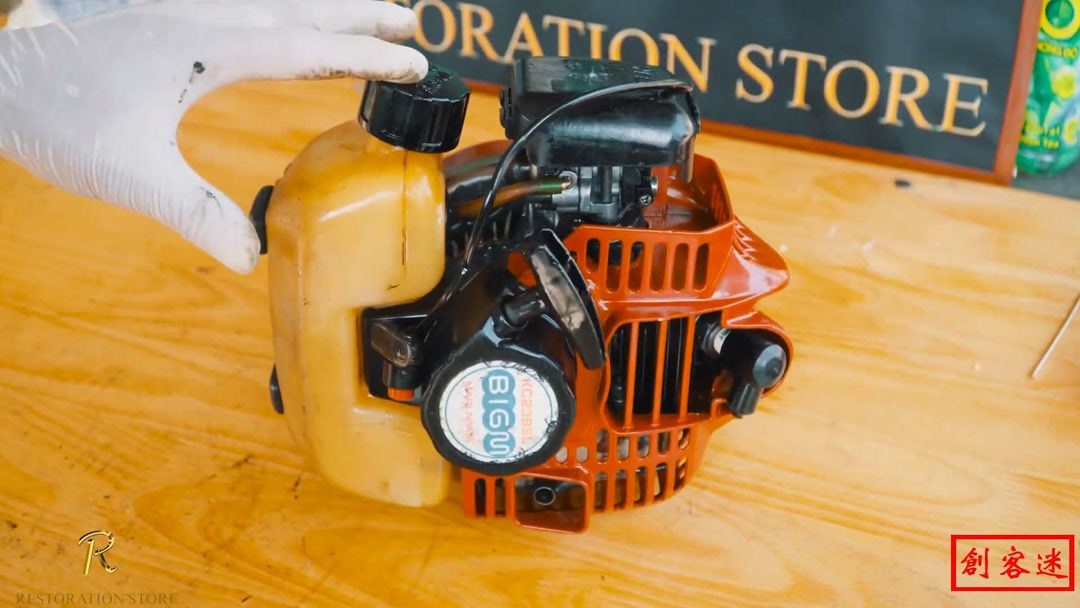 维修一台二冲程发动机,修好以后装上打草机,又是一套低价好工具