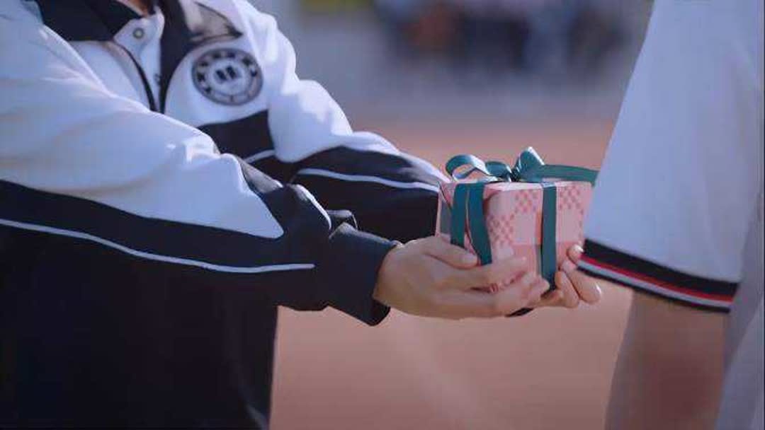 以家人之名:月亮送子秋手表,扭头看见戴在凌霄手腕上,扎心了