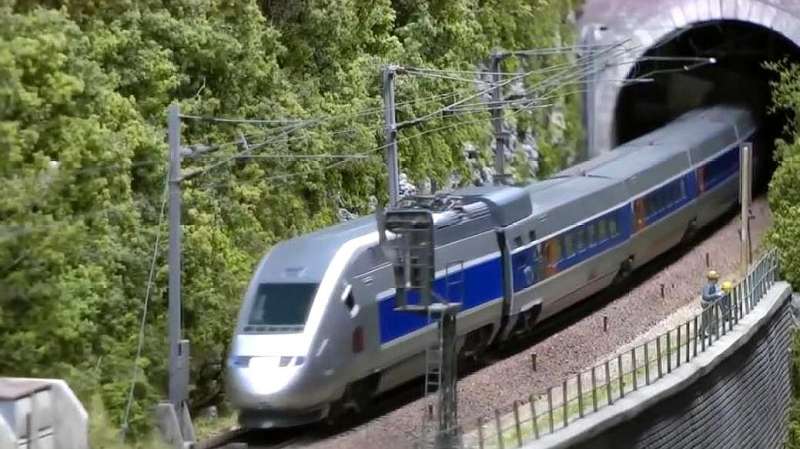 来自法国的高度仿真火车模型场景,这样的技术精密吗?佩服设计者