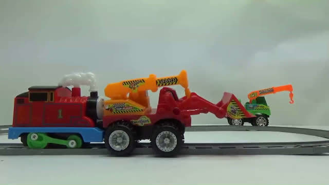 玩具小动画,电动托马斯和工程车在轨道上玩耍