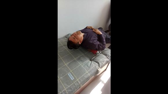 区卫健委主任李国强因感冒咳嗽较为厉害体验“滚杠”,赞疗效有!