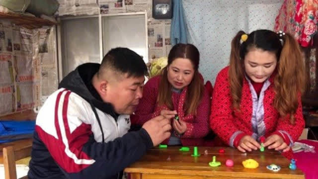 搞笑童年:姐俩用橡皮泥做出很多小动物,小帅做出两个饺子