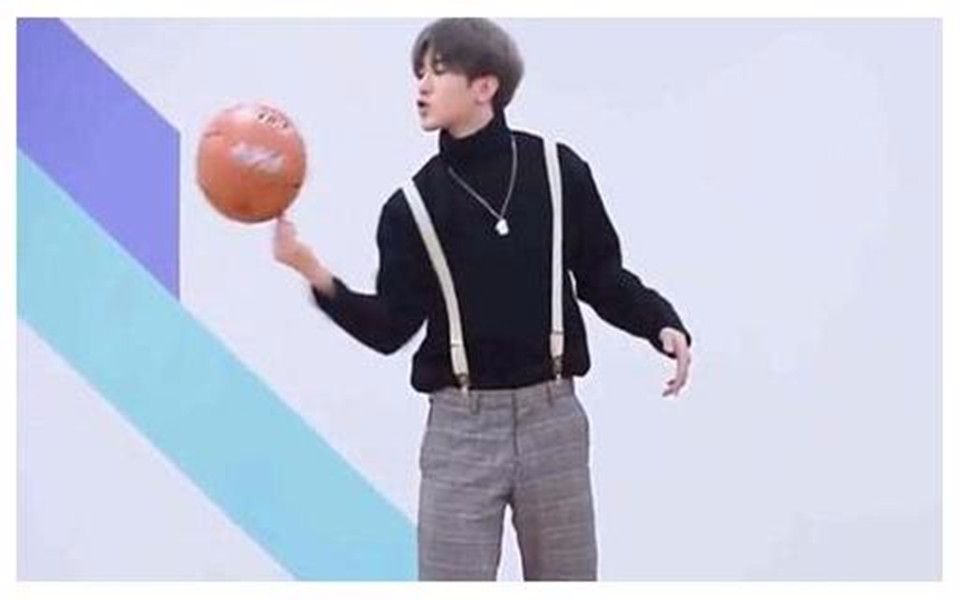 蔡徐坤临摹绘画 老师把蔡徐坤最丑一面画出来