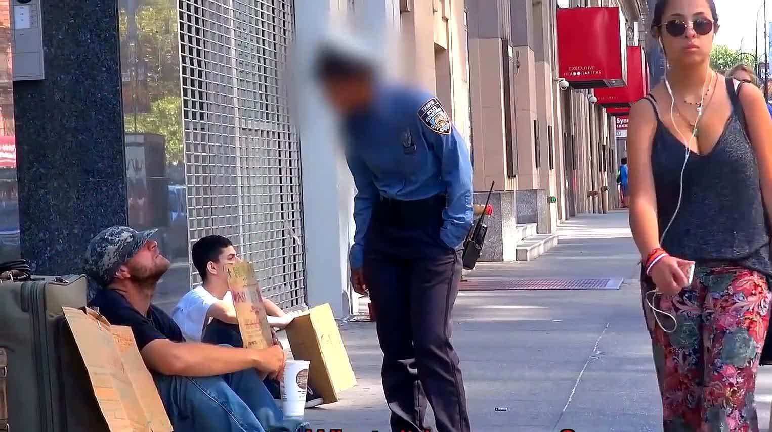 流浪汉街头乞讨不成,反被警察教育,看完全程被警察叔叔圈粉了!