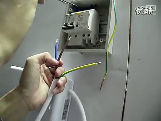 瑸利电器有限公司V款电热水器安装教程