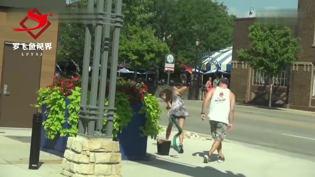 街头垃圾桶内突然跳出一条蛇,路人满脸惊吓表情包,网友:太搞笑