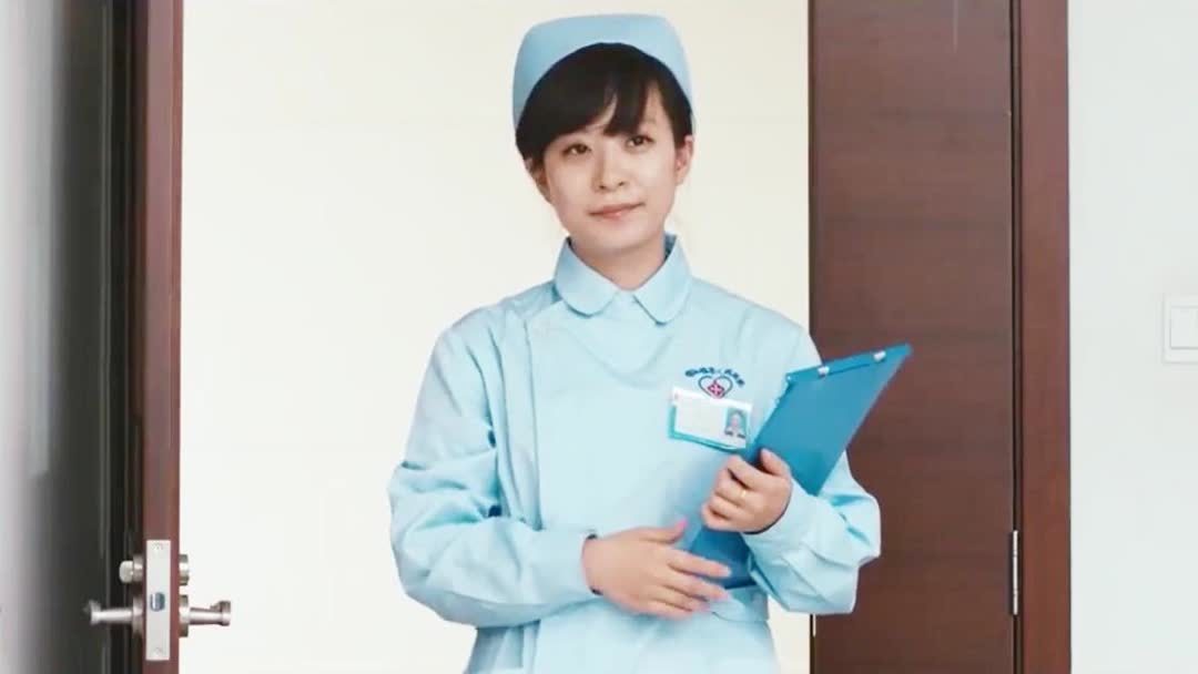 小导演豪气出手，用手镯帮老爷子交住院钱，结果护士表示不够用啊