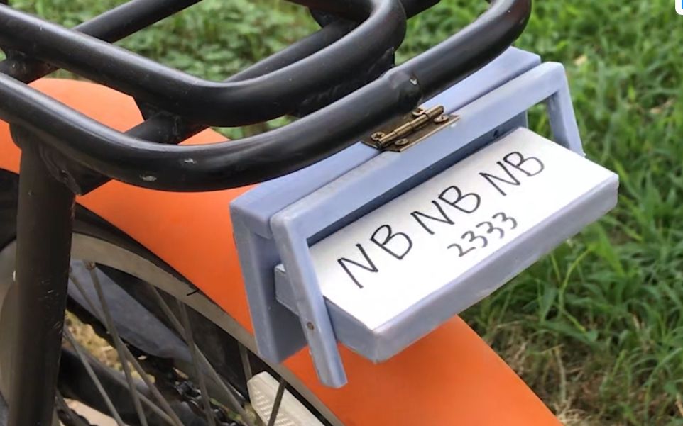 骑着邦德007的专属自行车上班?