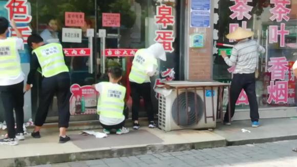 巢湖为了创城,把商户玻璃门上的字都铲了,真拼。