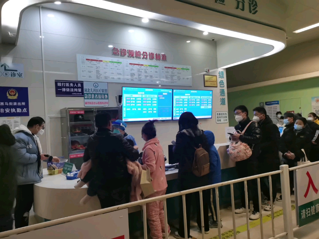 全面放开,不到一岁宝宝也羊了,高烧39.7℃没有小儿退烧药,只能凌晨...