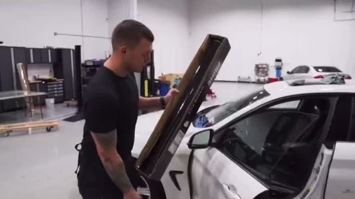 汽车无框玻璃贴膜。