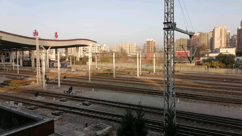 K531次列车驶出武昌站,本务武局南段的HXD3C0647。与某混编货列...