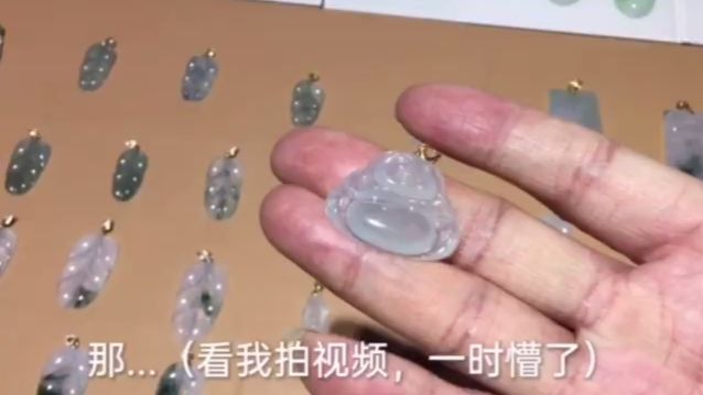 边境市场随机找货主拍视频询翡翠价,美女为何支支吾吾一脸懵逼?