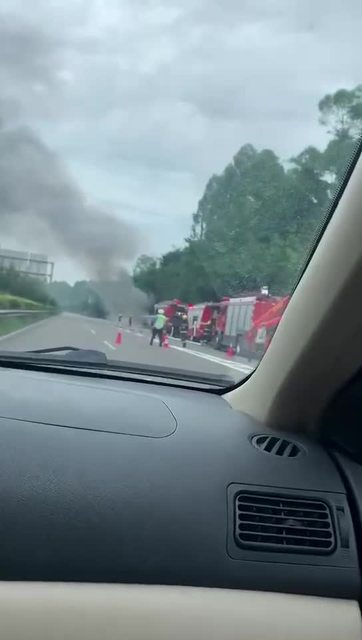 危险!一电动汽车行驶中突然自燃,救援人员迅速把火扑灭