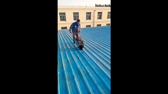 彩钢瓦翻新 除锈施工中