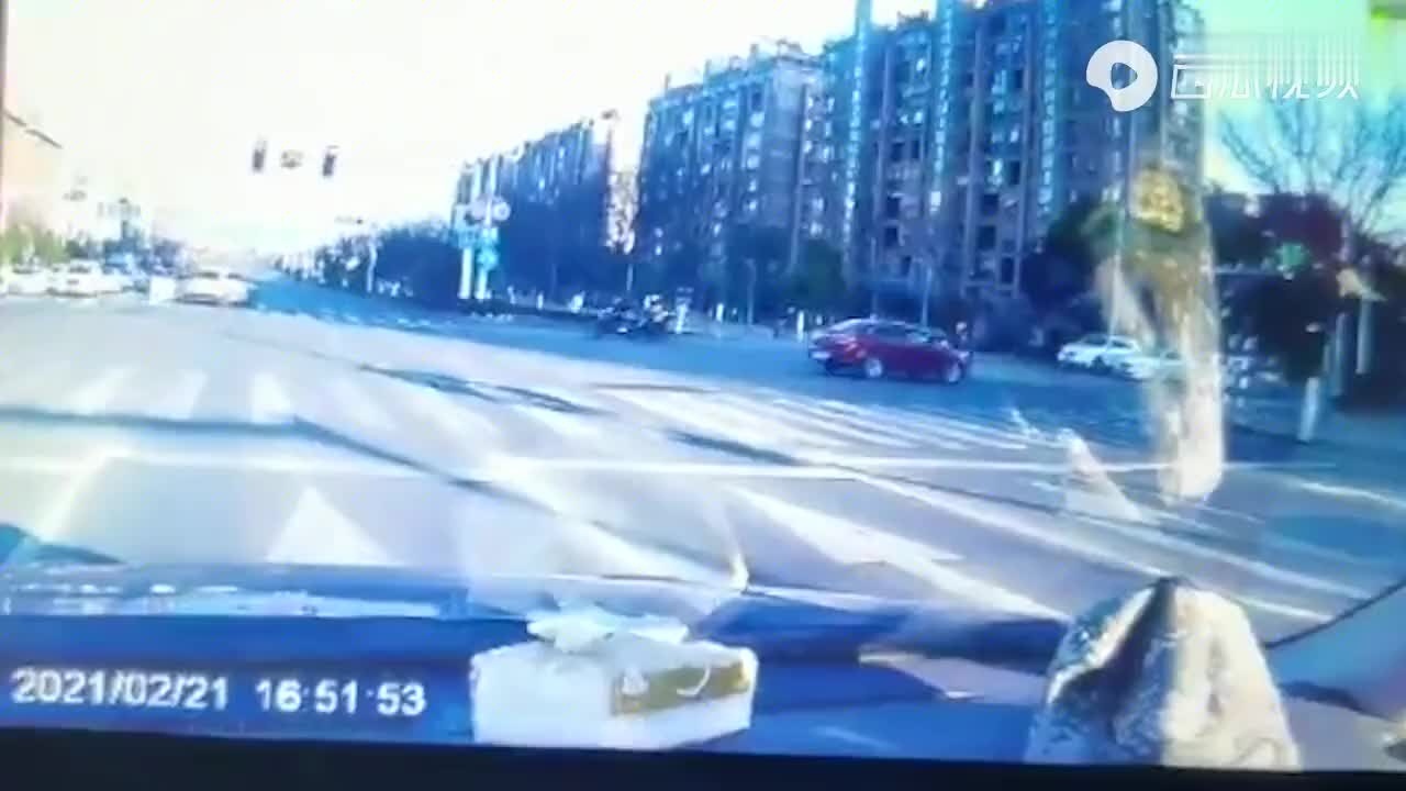 监控曝光!南京一奔驰男闯红灯撞人后逃逸又撞人