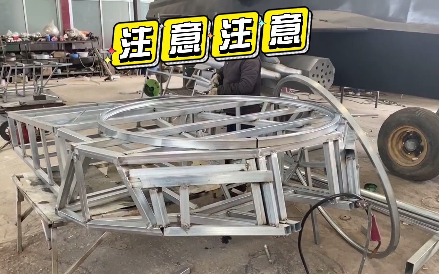 农村小伙造坦克大型军事模型铁艺仿真坦克模型