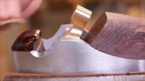 牛人手工打造木刨,网友:还不如买一个新的!