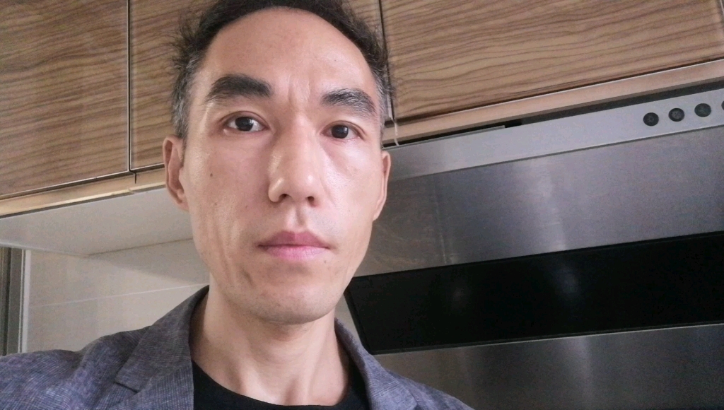 厨房哥,今天做了道黑木耳炒山药,味道还不错,就是刨皮手有点痒
