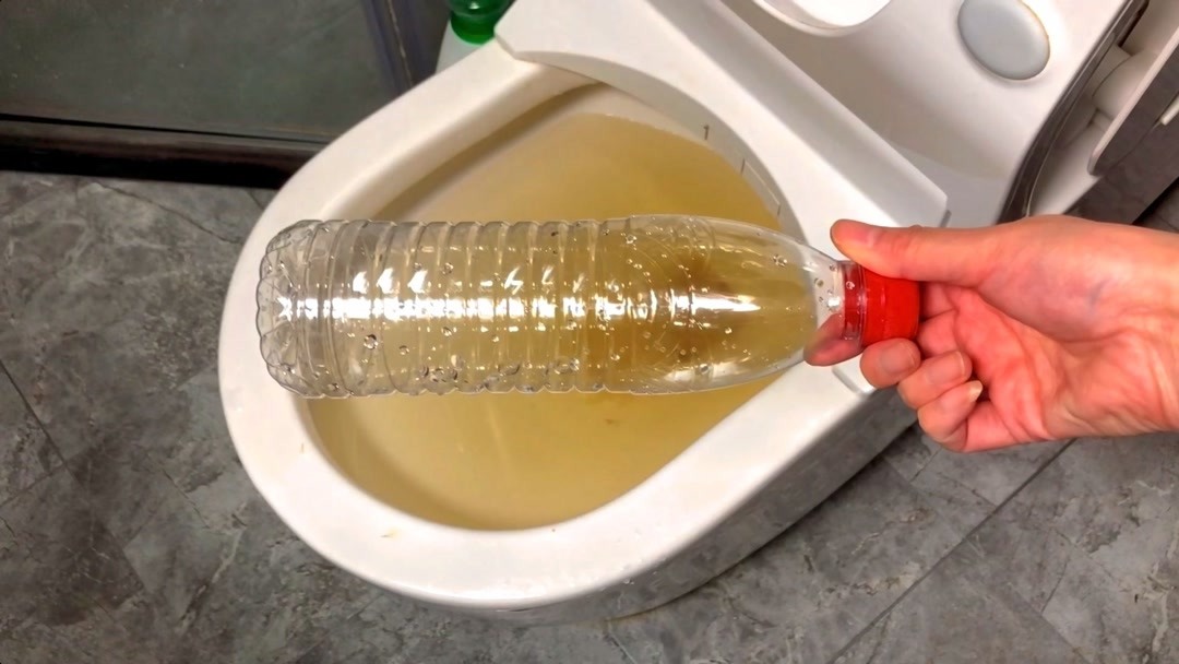 马桶堵了不下水,教你用一个塑料瓶,几下就通开,简单不费力