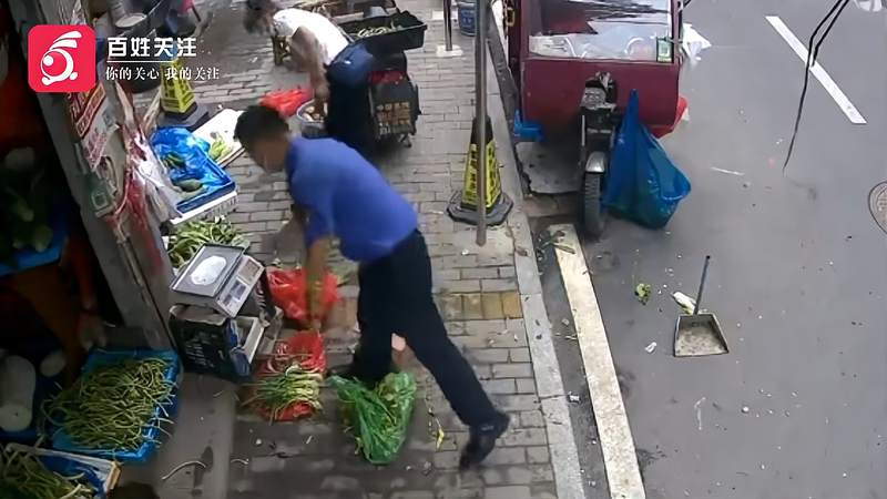 官方回应江西南昌城管当街摔小贩电子秤:涉事两名协管员已被停职