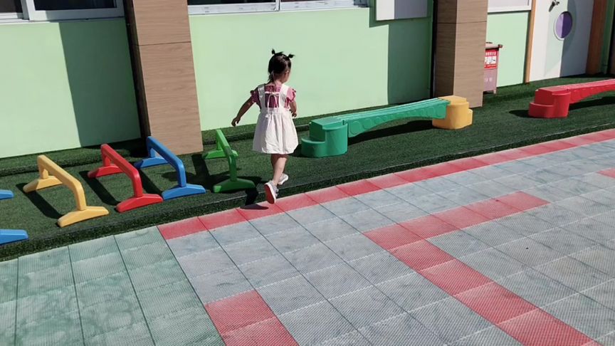 宝宝一个人在教室外玩,其他小朋友都在上课,发生了什么?