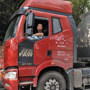 大车司机在路上 