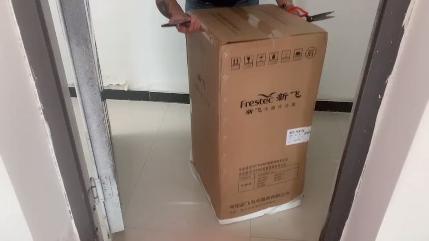 网上买的迷你小冰箱到了,这么小能装下什么