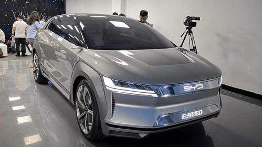 比亚迪终于不再“BYD”!新车标大气国际范,网友:早这样早火了