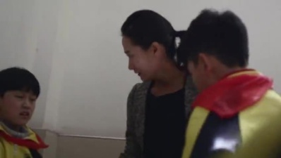 俩小学生在学校打架,学校的同学竟围观加油一群熊孩子