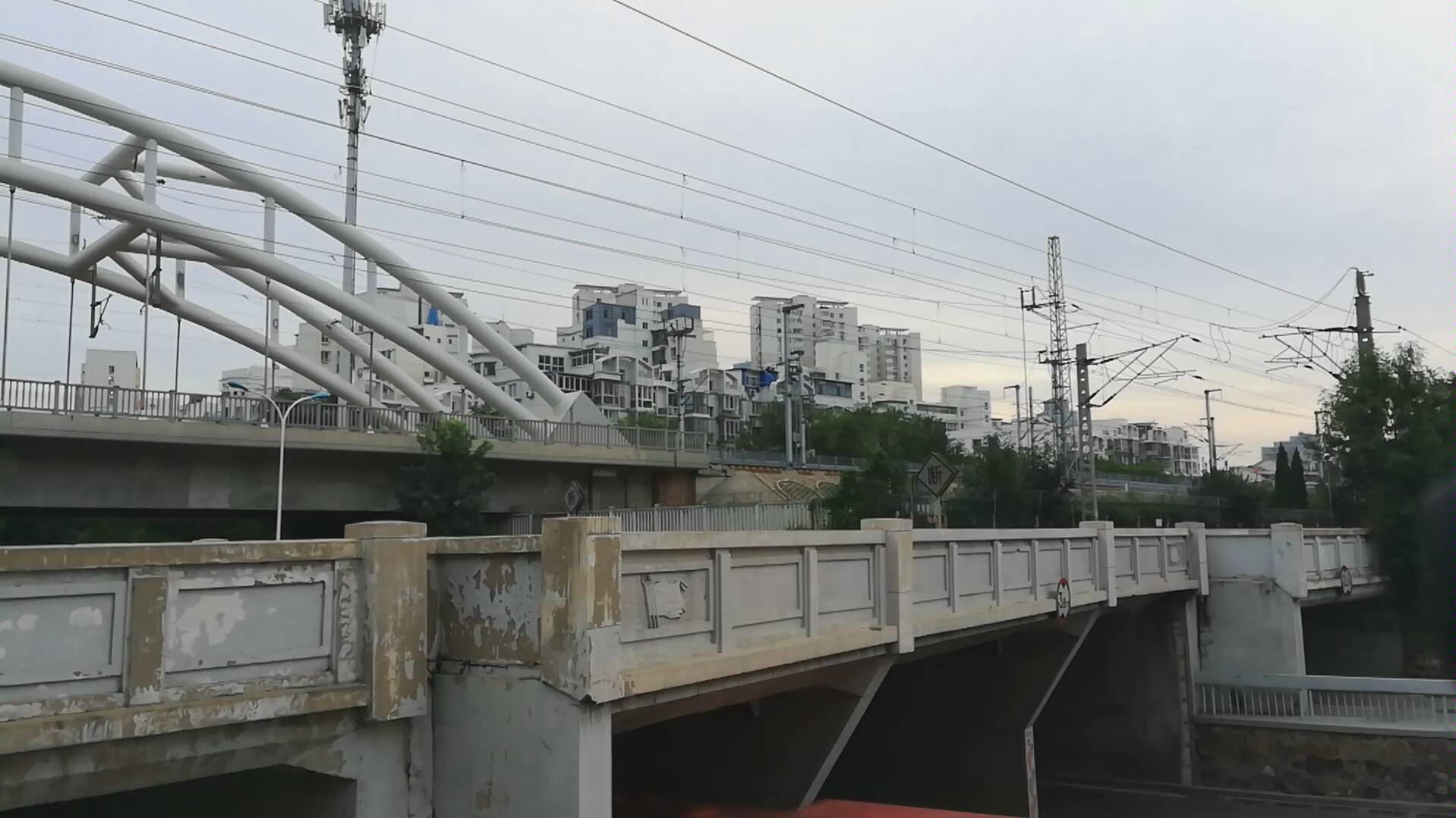 ...电3D0228牵引北京开往丹东方向去的K28次列车天津站一号楼接近。