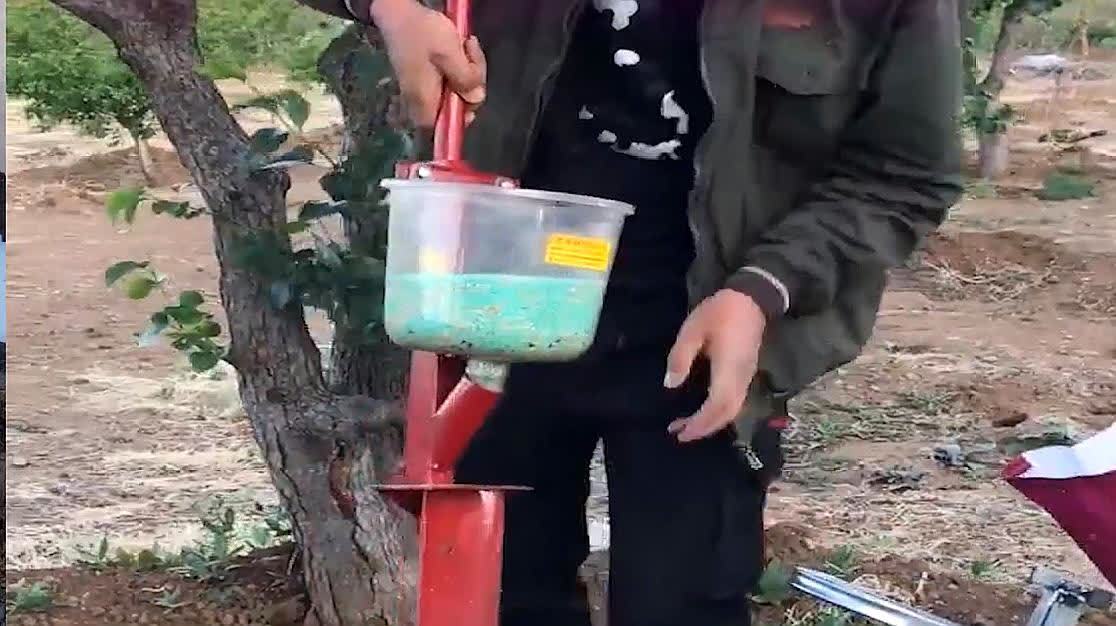 高手在民间,农村老大爷自研制可定量施肥器,省时省力不弯腰